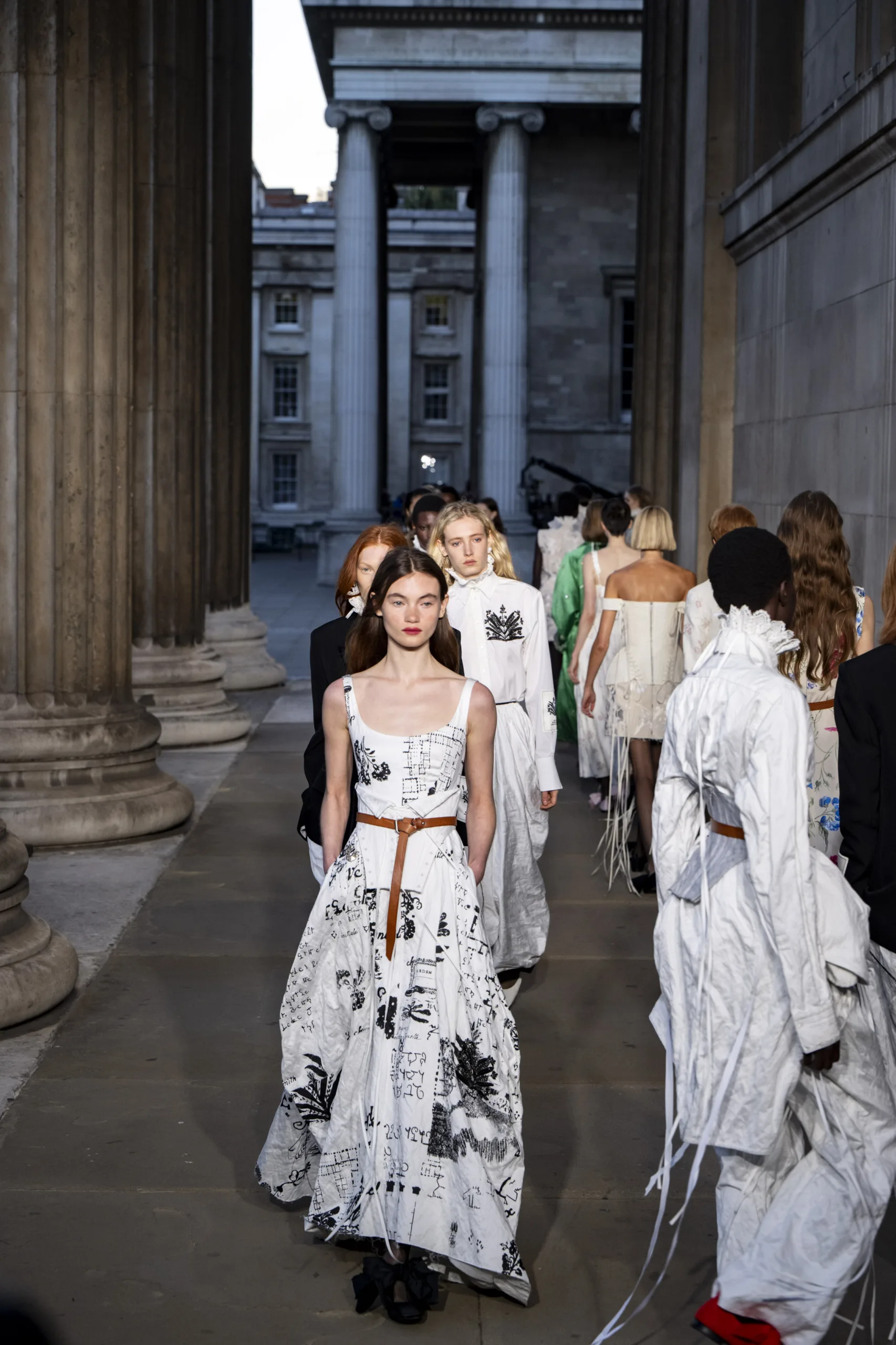 موضة صيف 2026 من أسبوع الموضة في لندن - هاربرز بازار